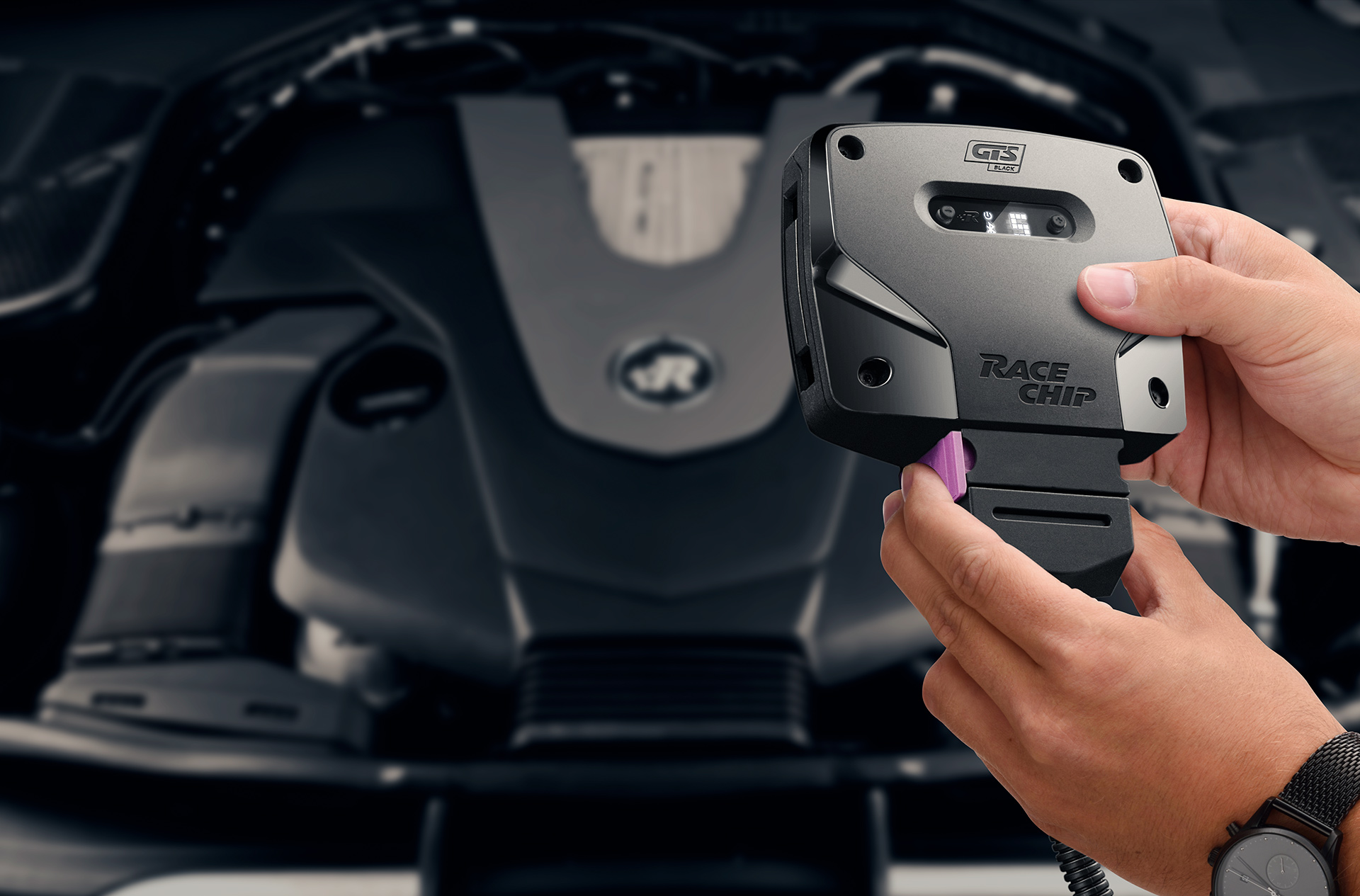 How to install the RaceChip. We show you how!